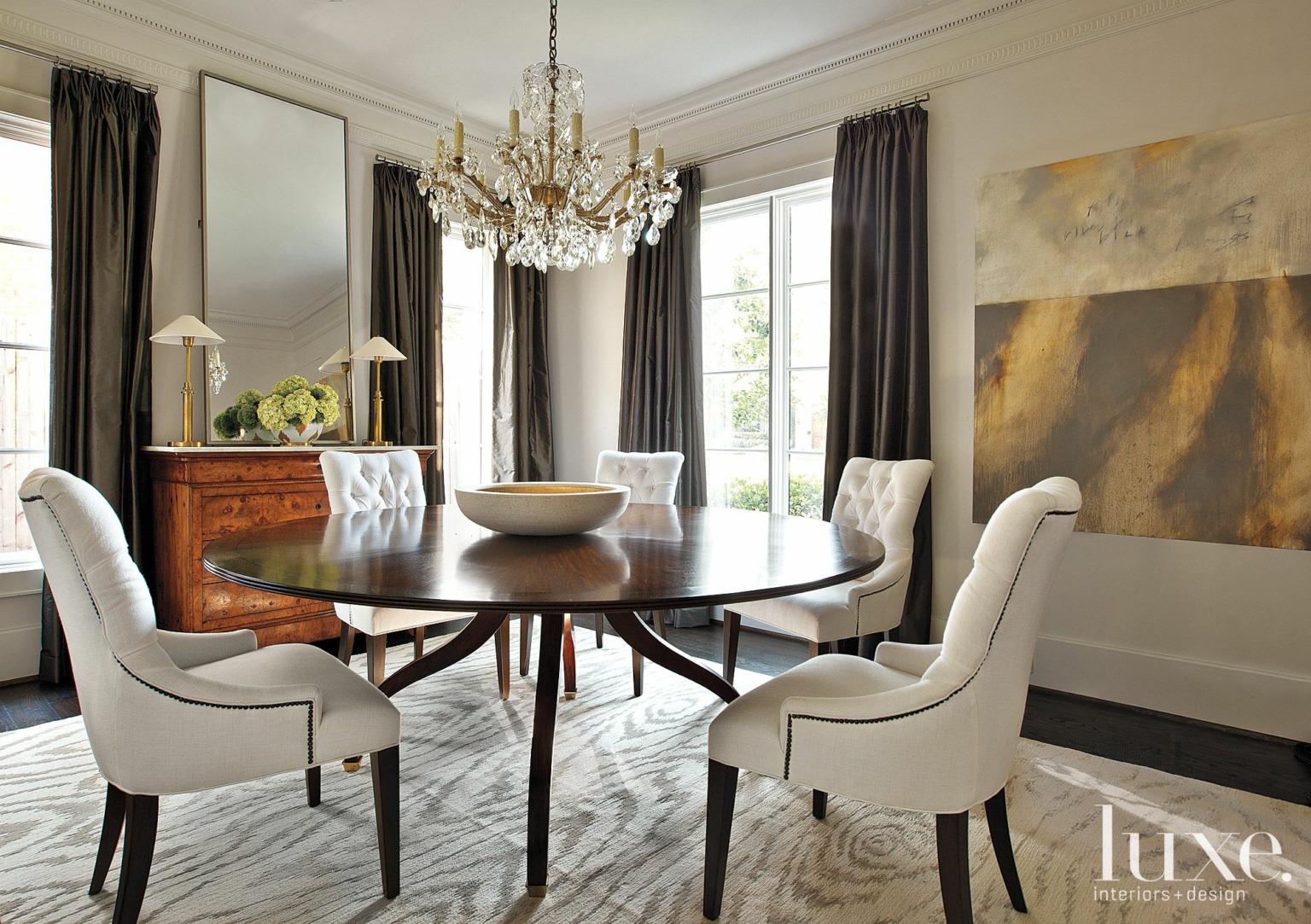 How To Style A Modern Mirror In An Interior Design Project?