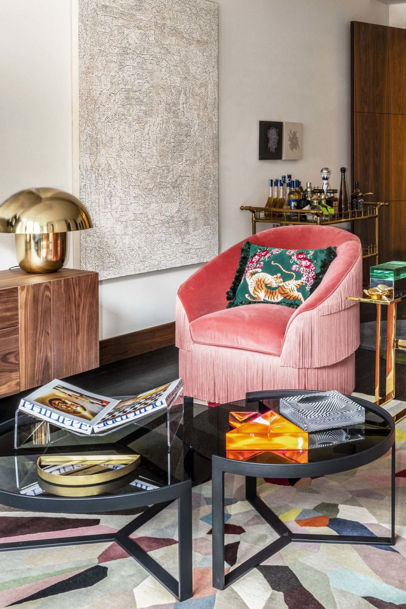 Designer Lucinda Loya Brings A Feminine Touch To Maya Henry Apartment ...