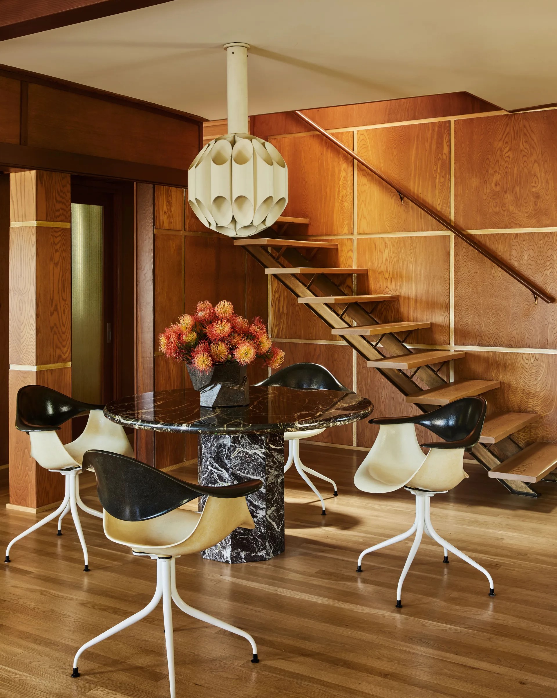 Embracing 50's Modernism Decor - Blending Simple And Sophisticated Elements