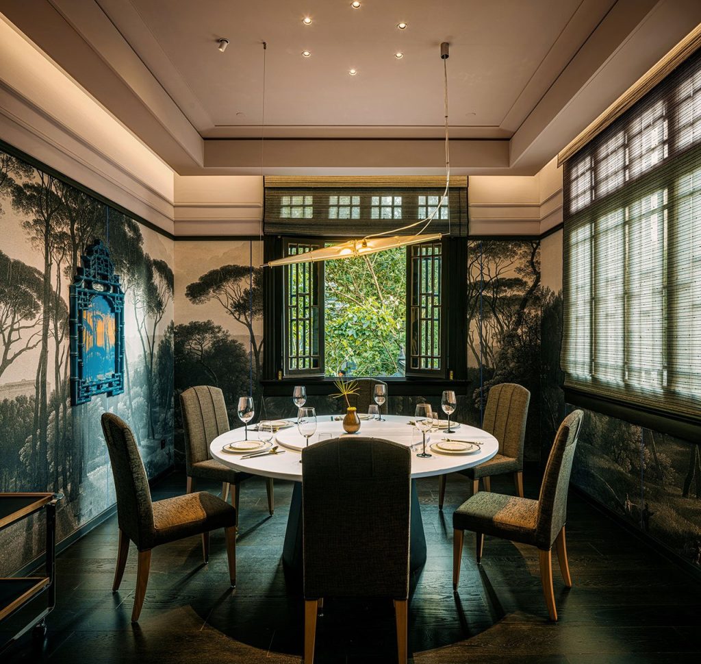 A Fusion Of Art Deco Restaurant Design And Chinese Decor