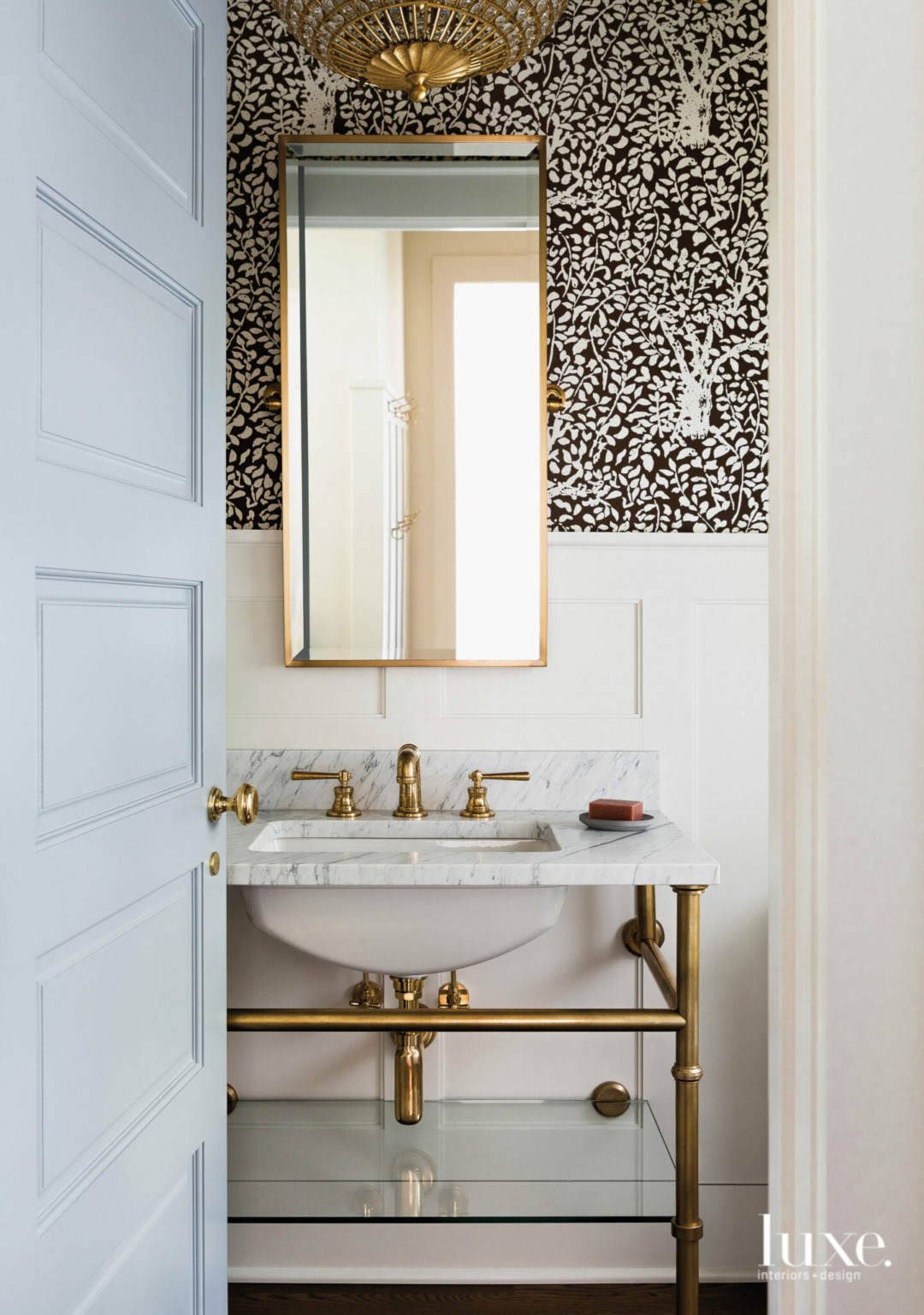 How To Style A Modern Mirror In An Interior Design Project?