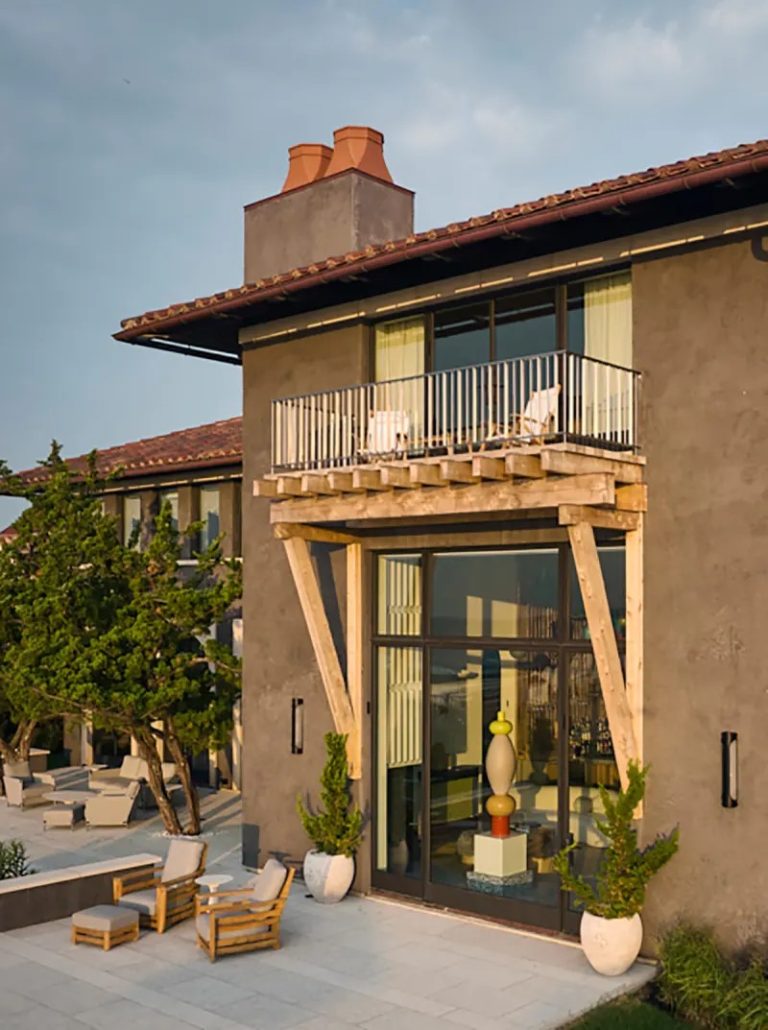 Discover The Contemporary Design Of A Seaside Villa