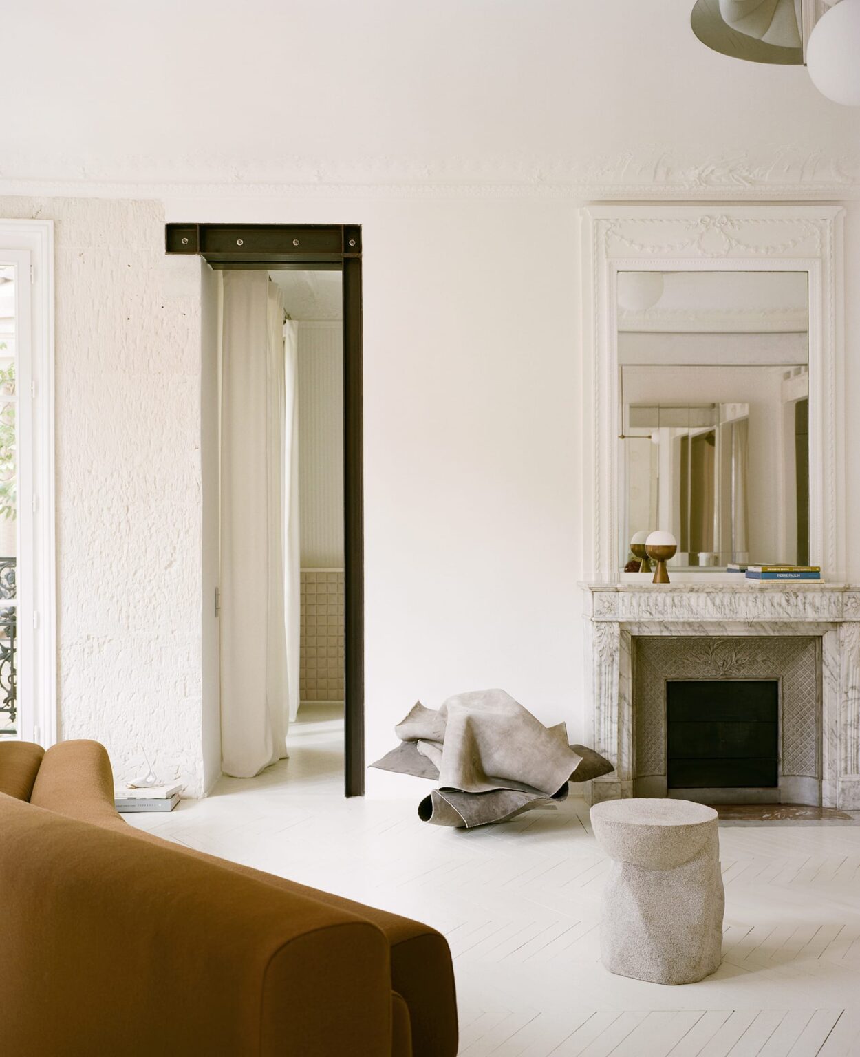 How Neutral Tones Modernized This Amazing Parisian Apartment